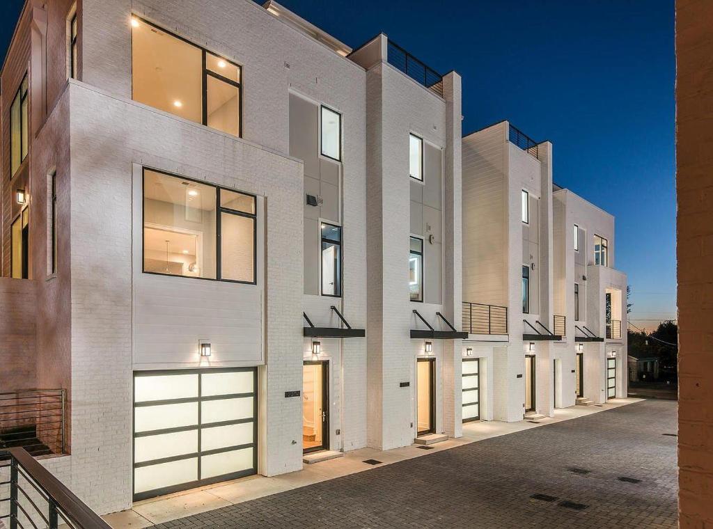 4 Connecting Condos - Sleeps 32 to 36 - Firepits - Garages - Rooftops ...