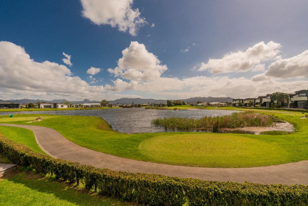 Matarangi Lakeside Gem - Golfers Dream!, Matarangi (updated prices 2025)