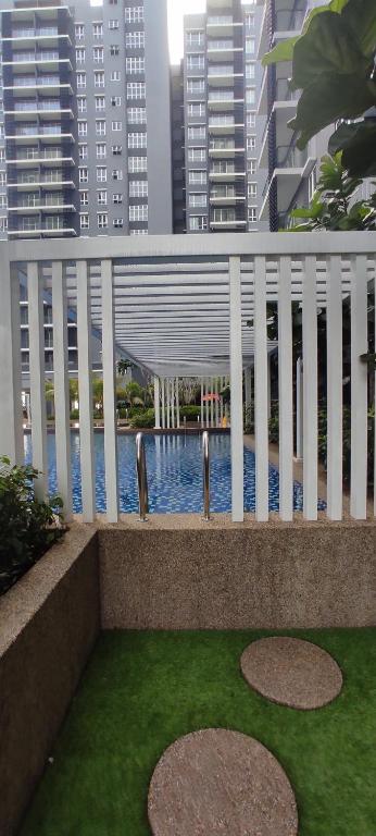 Bukit Rimau Instagrammable 2 Bedroom Apartment With Pool View up to 5 ...