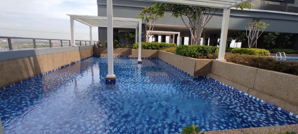 Bukit Rimau Instagrammable 2 Bedroom Apartment With Pool View up to 5 ...