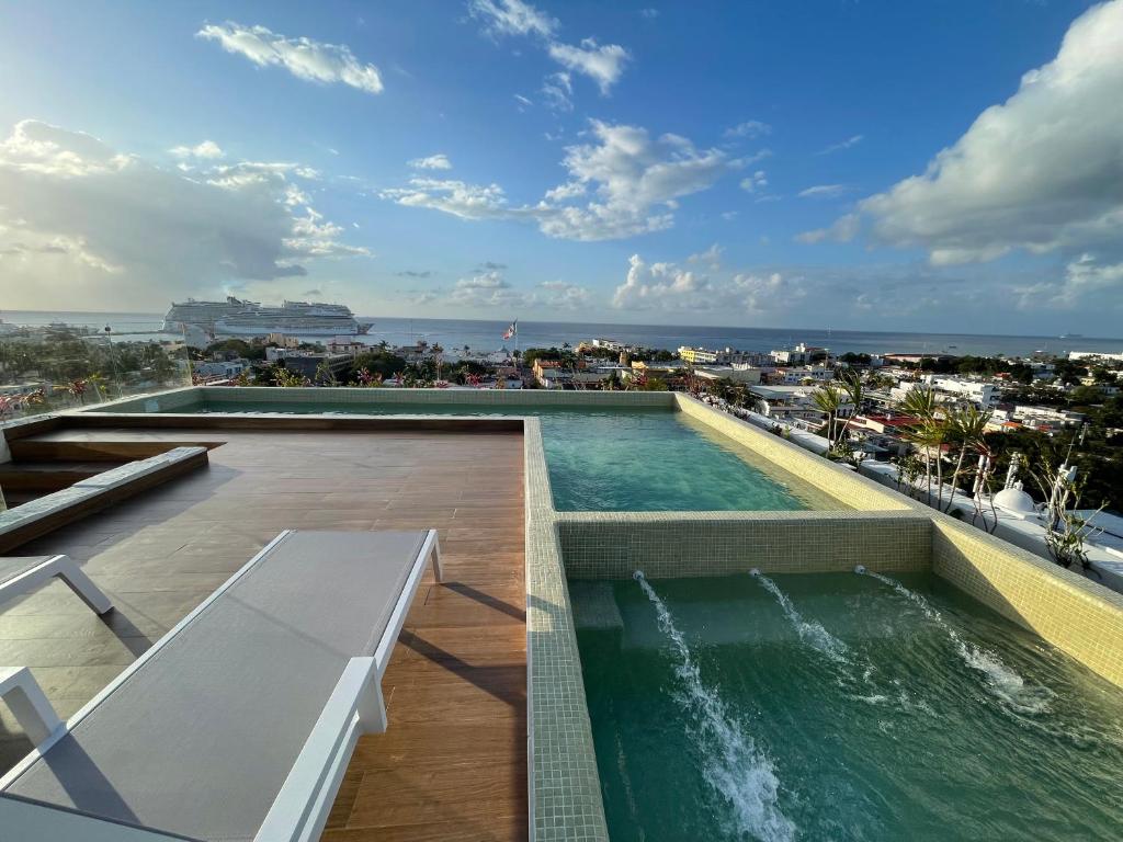 Modern Luxury Condo Rooftop Pool