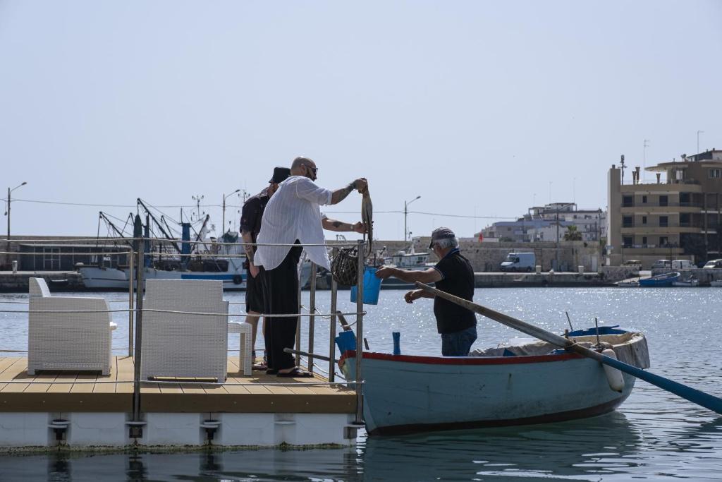 Houseboat Floatart Experience Bisceglie a Bisceglie