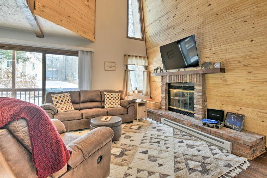 Pocono Farm Country Club Cabin in Tobyhanna Deck, Tobyhanna – Updated ...