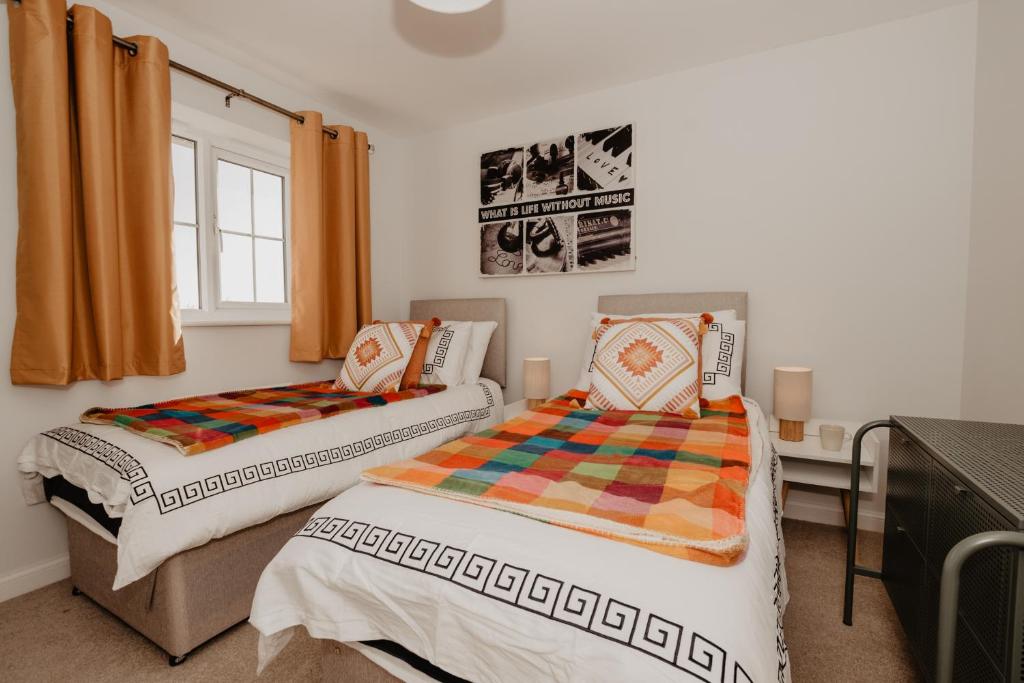 Coyle House, 3 bed,Corby, super kings or twins, driveway, free wi-fi ...