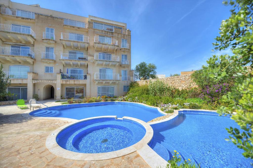 Modern and spacious 2 bedroom apartment with communal outdoor pool GZ ...