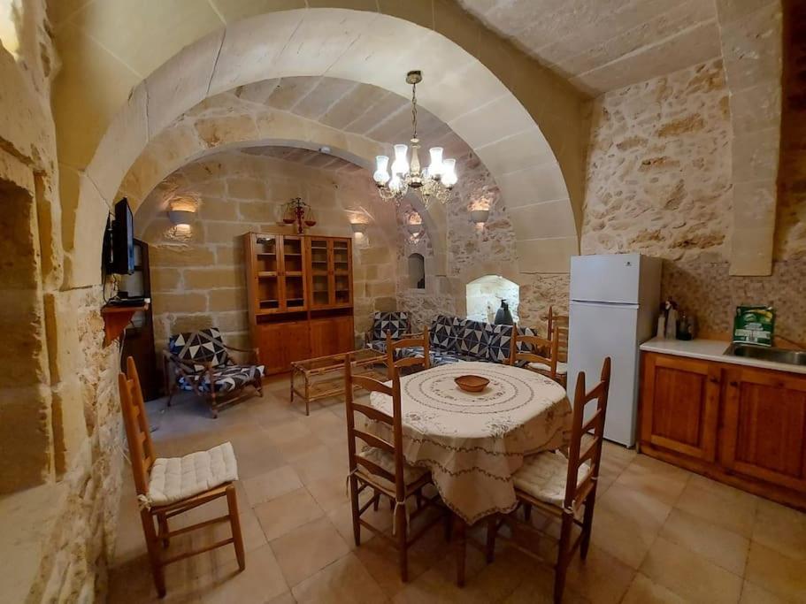 Charming house of character with pool and jacuzzi, Qala (updated prices ...