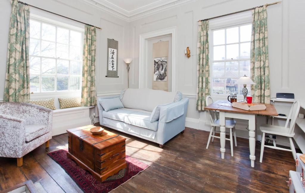 The Davey Tower, Medieval Riverside House, न्यूयॉर्क की (2026 के लिए ...