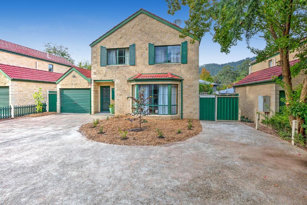 Remys Retreat, Bright - Bright