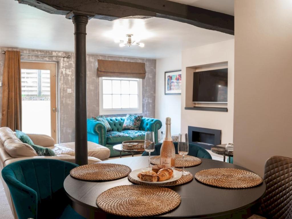 Pass The Keys Castle St Spacious City Centre 2 Bed Townhouse With Parking - Chester