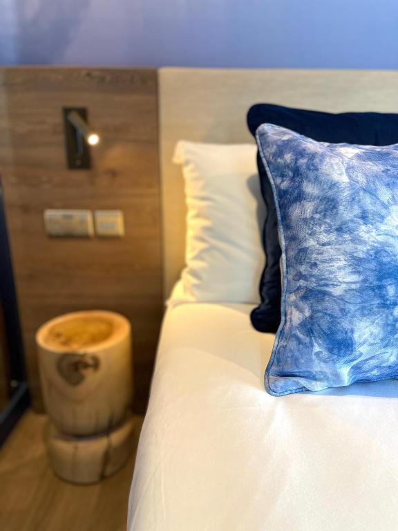 Hex Wildlife Hotel at Yorkshire Wildlife Park, Doncaster (updated ...