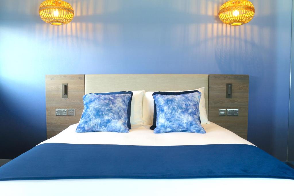 Hex Wildlife Hotel at Yorkshire Wildlife Park, Doncaster (updated ...