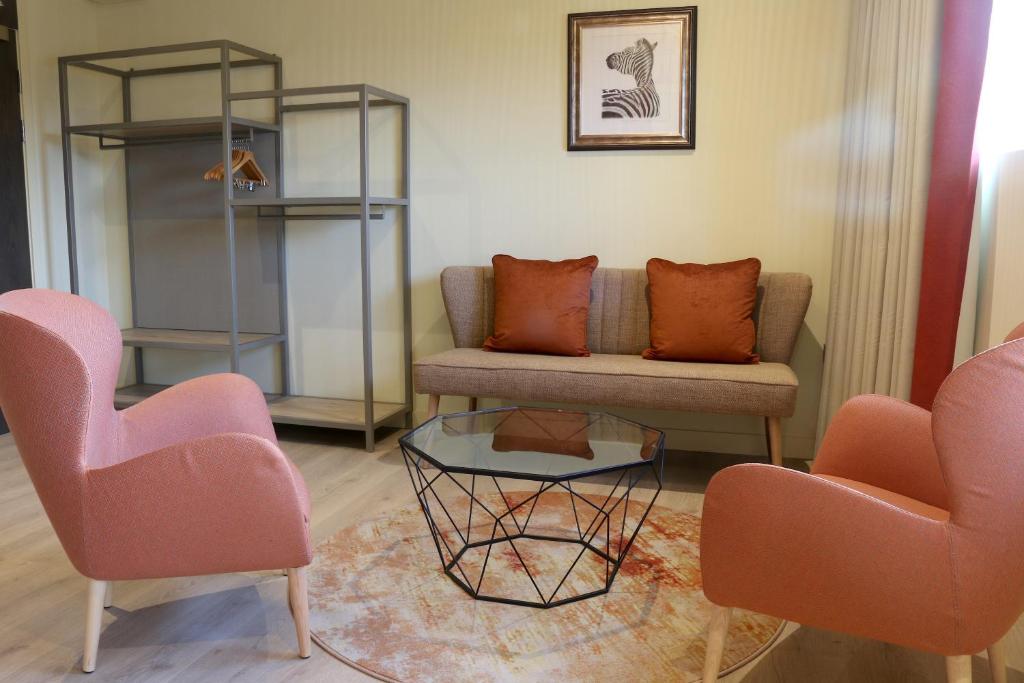 Hex Wildlife Hotel at Yorkshire Wildlife Park, Doncaster (updated ...