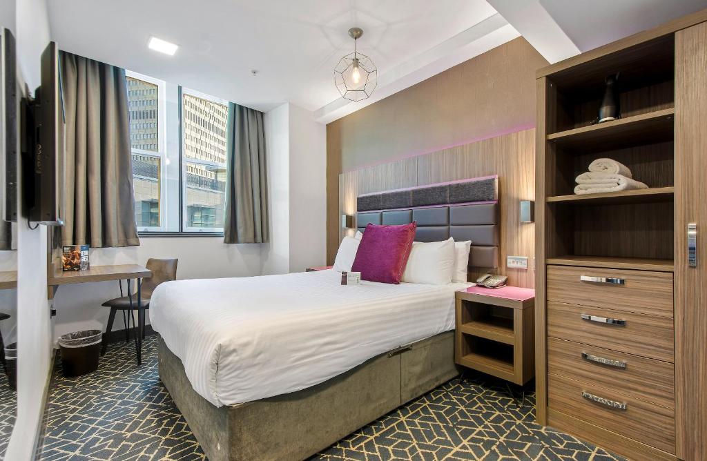 Roomzzz Manchester Victoria, Manchester (updated prices 2025)