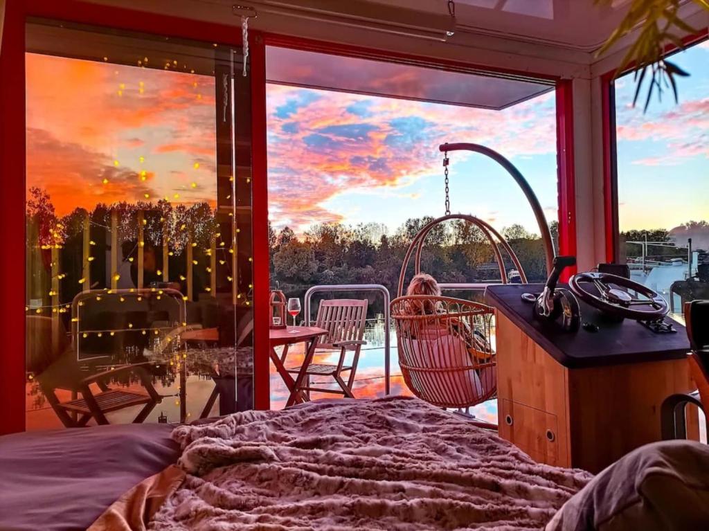 Cocon d'amour sur l'eau avec SAUNA, Saint-Martin-la-Garenne (precios ...