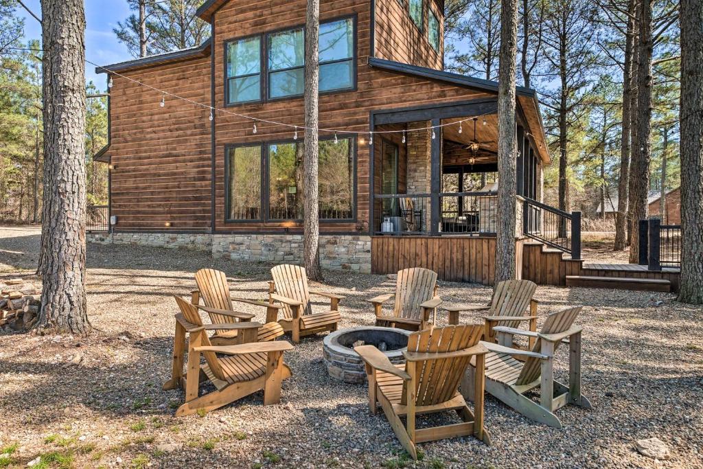 Luxe Broken Bow Cabin with Hot Tub and Fire Pit!, Broken Bow (updated prices 2025)