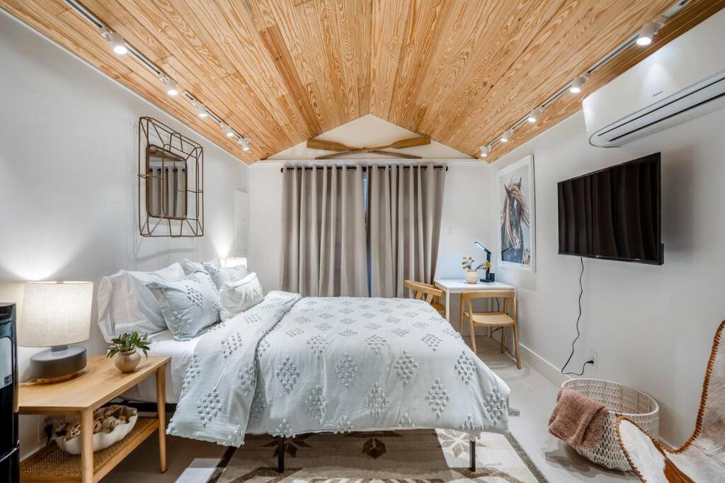 Historic Heights Rustic Urban Tiny Cabin, Houston (updated prices 2025)