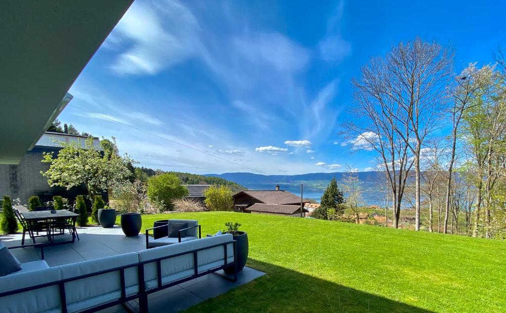 Lake View Homestay with Private Room and Bathroom, Châtillon (preços ...