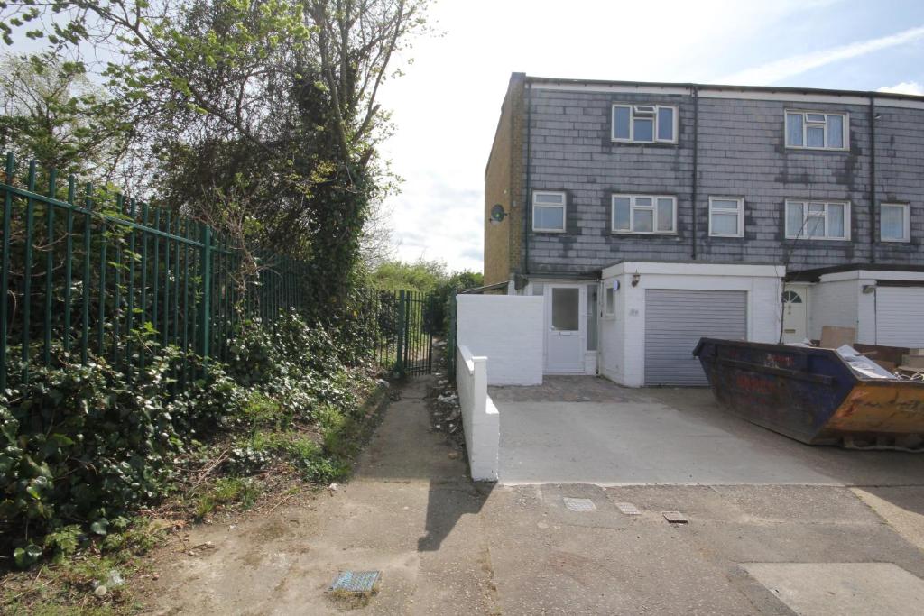 The Greatfields Drive, Hillingdon (updated prices 2026)