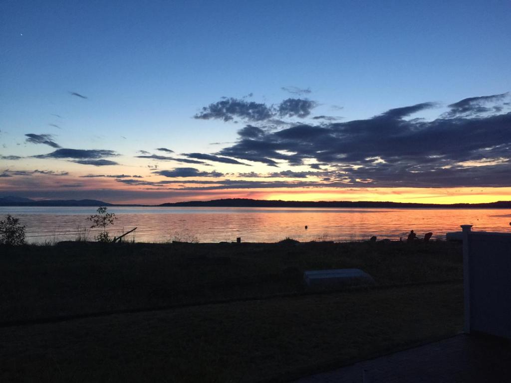 Maxwelton Beach Sunsets! Kayaks & paddleboards! 1 min walk to the water ...
