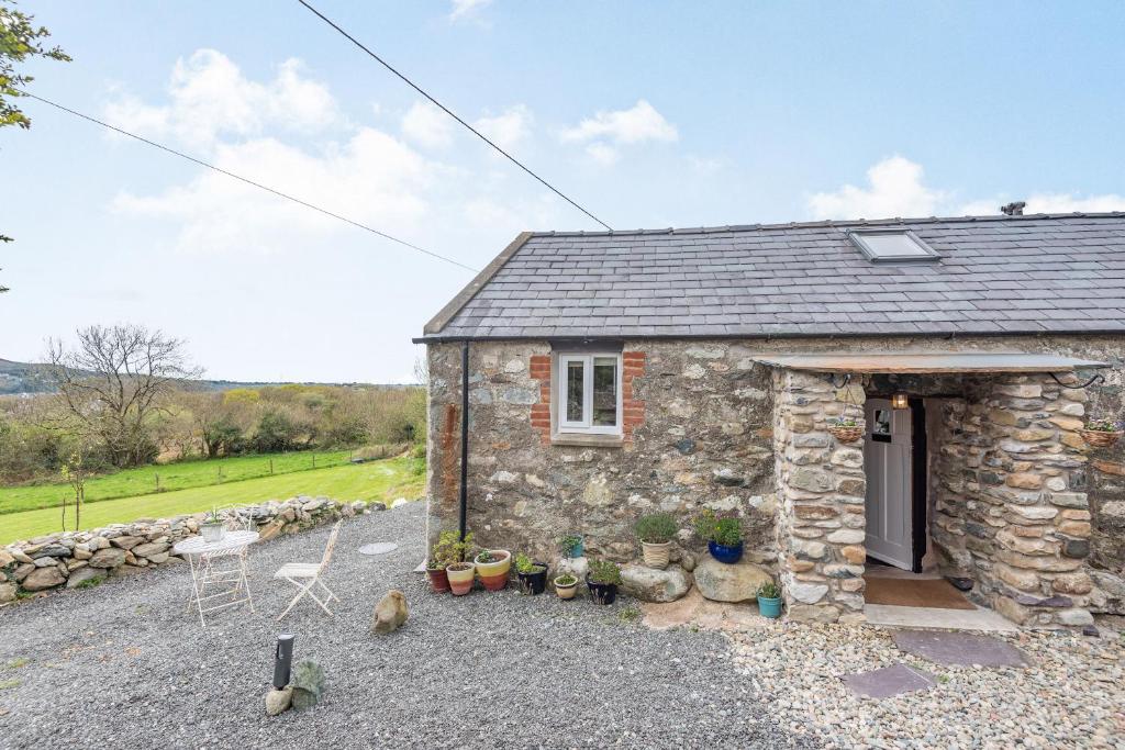 Celyn Farm Cottage, Cwm-y-glo (updated prices 2025)