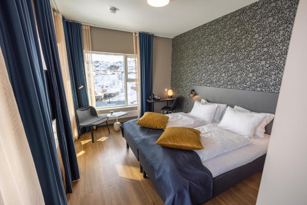 20+ Best Lofoten Island Hotels ️Luxury to Budget & Rurbuer!