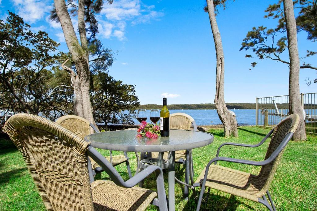 Sanctuary on the Bay - fish or kayak from the yard, Culburra Beach ...