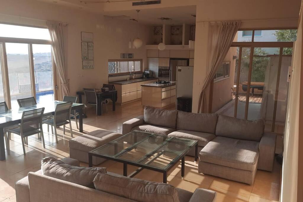 La Villa Toscana: Pool & Elah Valley vineyard view, Adderet (updated ...