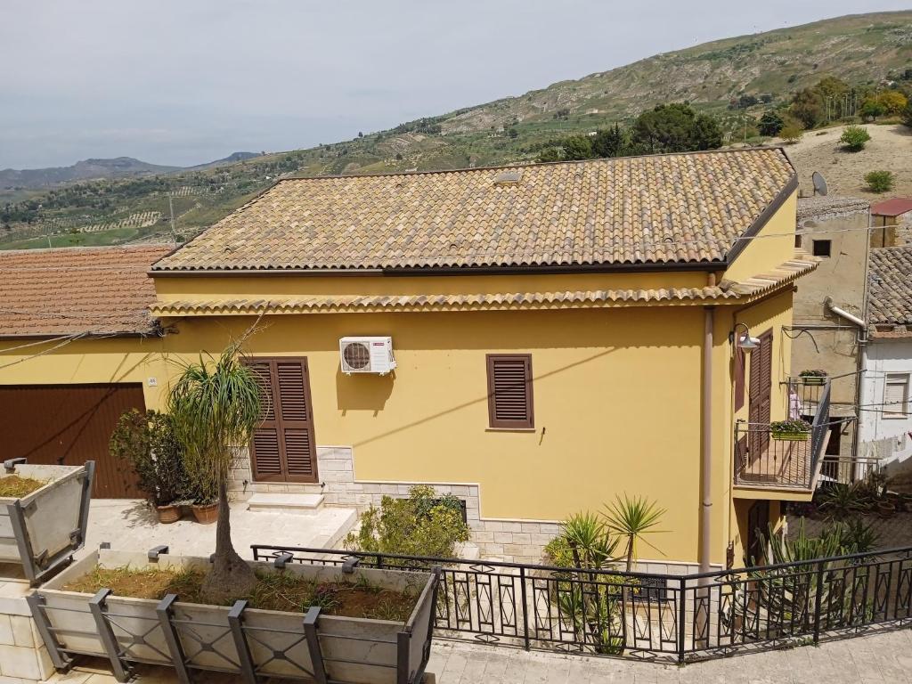 Travel guide Comitini, Italy - Where to Sleep & Things to Do