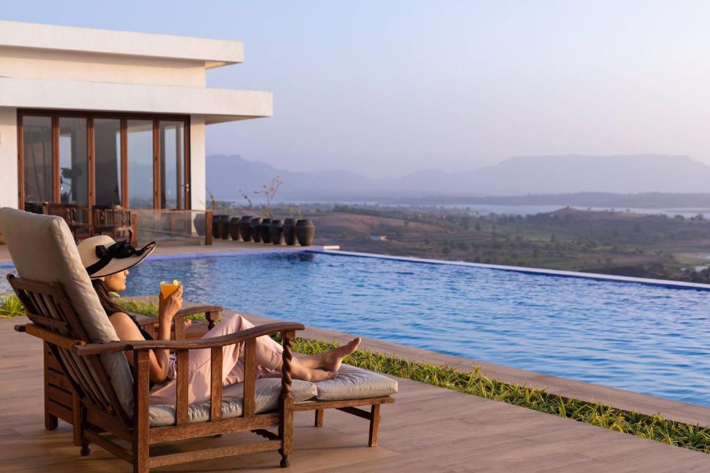 StayVista at Sunset on the Lake - Infinity Lakeview Swimming Pool with ...