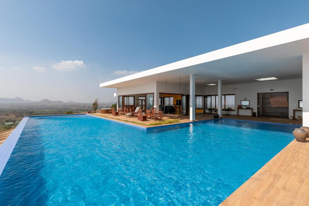 StayVista at Sunset on the Lake - Infinity Lakeview Swimming Pool with ...