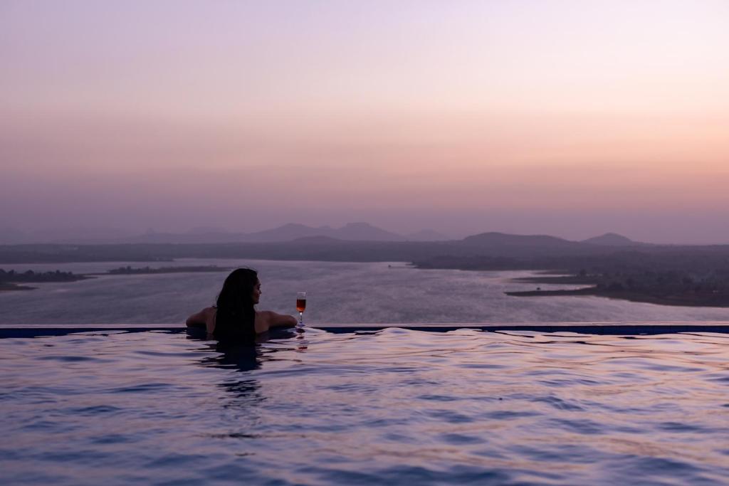 StayVista at Sunset on the Lake - Infinity Lakeview Swimming Pool with ...