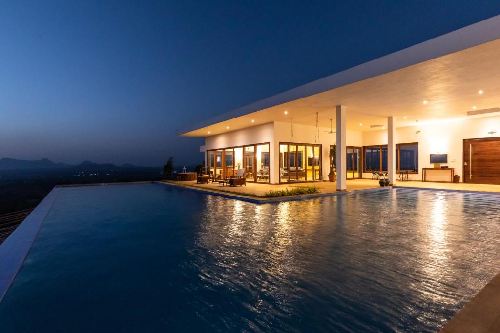 StayVista at Sunset on the Lake - Infinity Lakeview Swimming Pool with ...