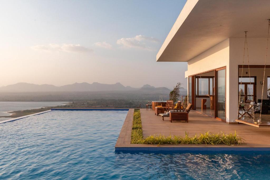 StayVista at Sunset on the Lake - Infinity Lakeview Swimming Pool with ...