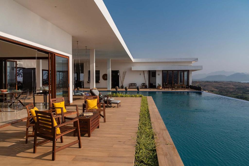 StayVista at Sunset on the Lake - Infinity Lakeview Swimming Pool with ...