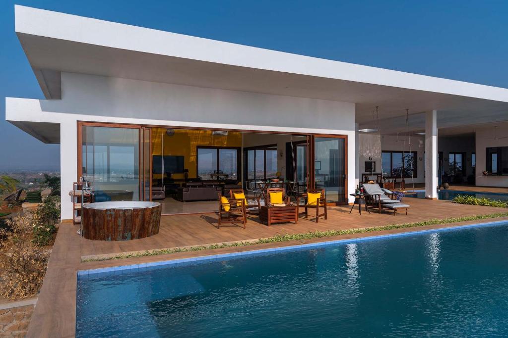 StayVista at Sunset on the Lake - Infinity Lakeview Swimming Pool with ...