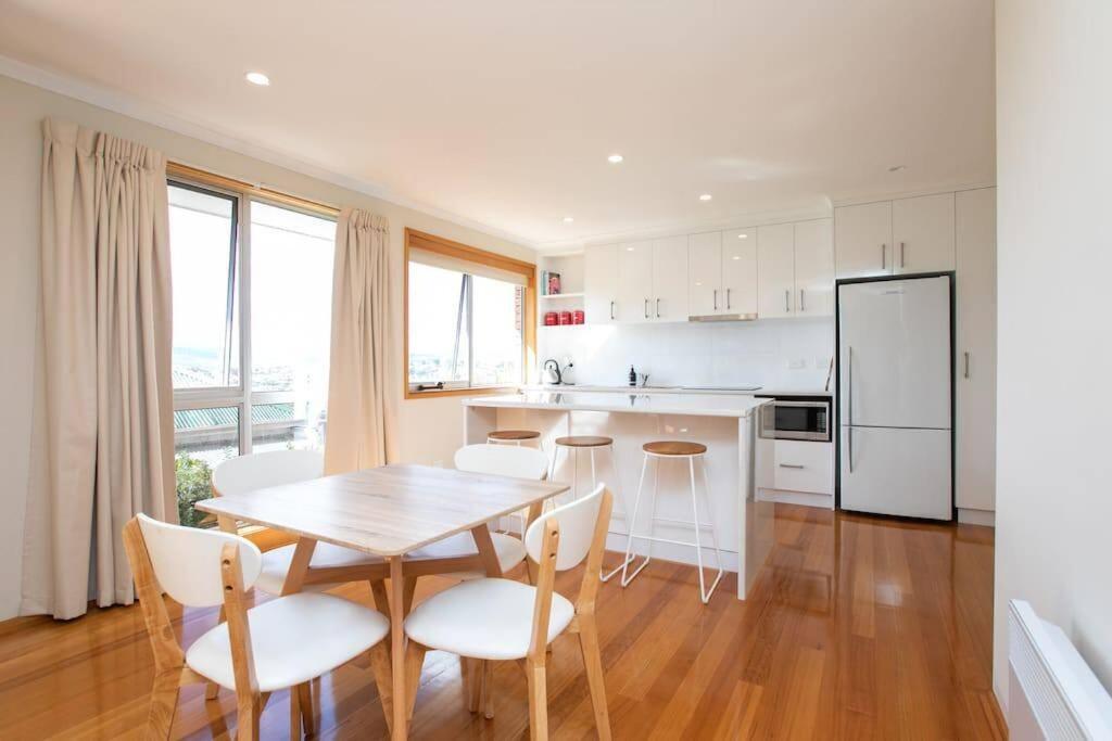 Beautiful & Sunny Home: Close To The Cbd & Gorge - Launceston
