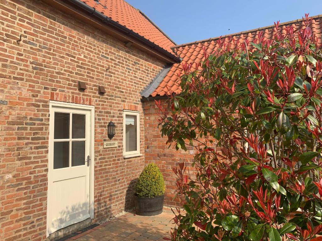 Meals Farm Holiday Cottages - The Granary - Louth