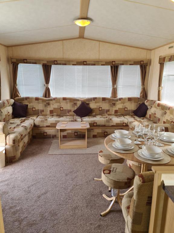 Superb 8 Berth Caravan, Golden Anchor Park, Chapel Saint Leonards ...