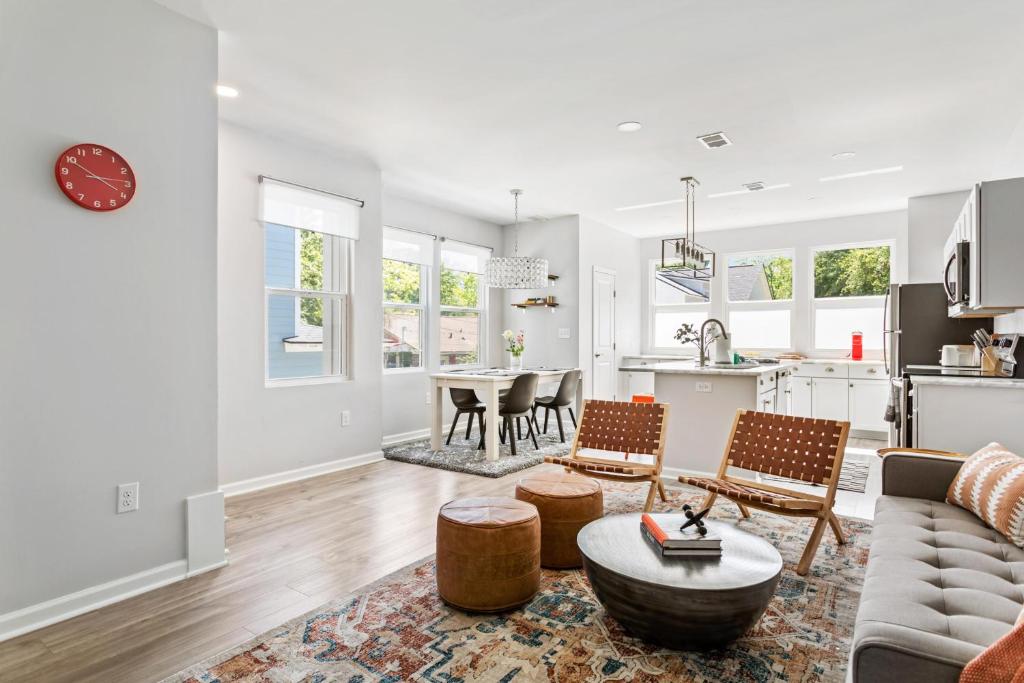 Sun-filled Home W/ Covered Patio, Near Park Circle - Hanahan, SC
