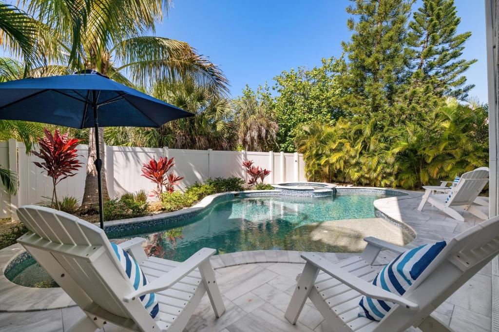 7 Bedroom Private Pool Spa Home Walking Distance To Beach Home - Bradenton Beach, FL