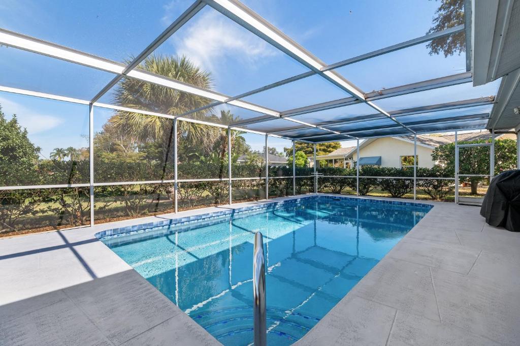 New Private 3 Bedroom Pool Home Sleeps 10 Short Drive to Local Beaches home - Bradenton