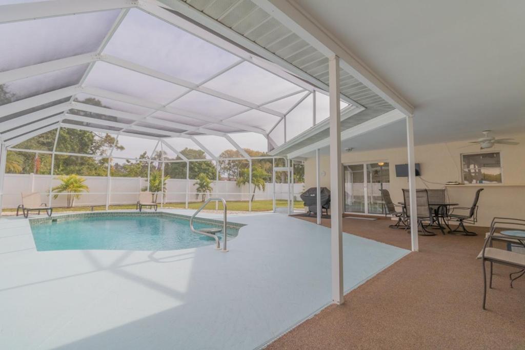 Sea Salt Retreat Pool Home 5 Miles From The Beach Home - Longboat Key, FL