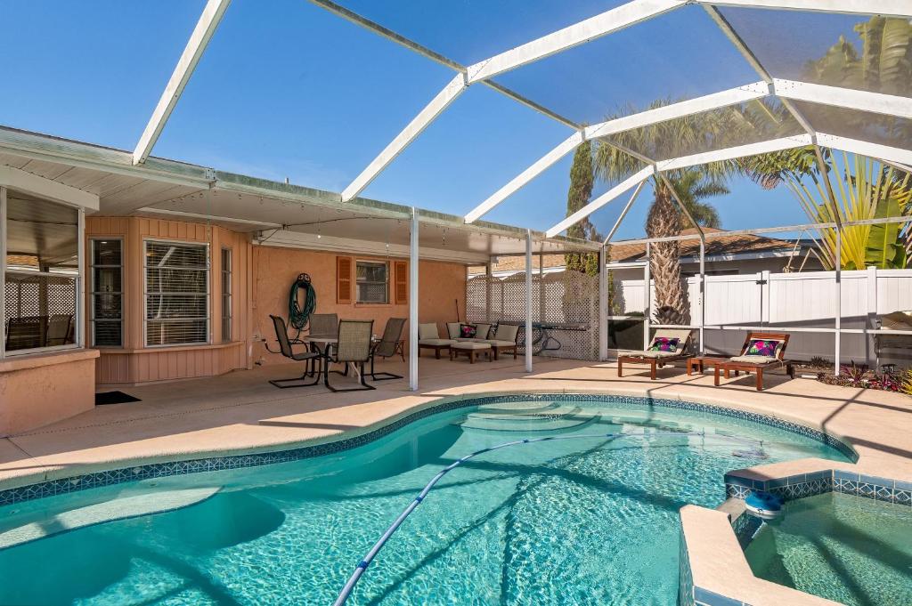 Private Pool Home Located Off Sarasota Bay Boat Dock Access Home - Cortez, FL