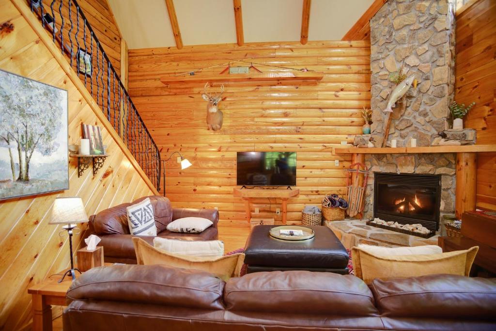Tree Top Lodge - Gorgeous Lake Cabin with Hot Tub & Magnificent Views ...
