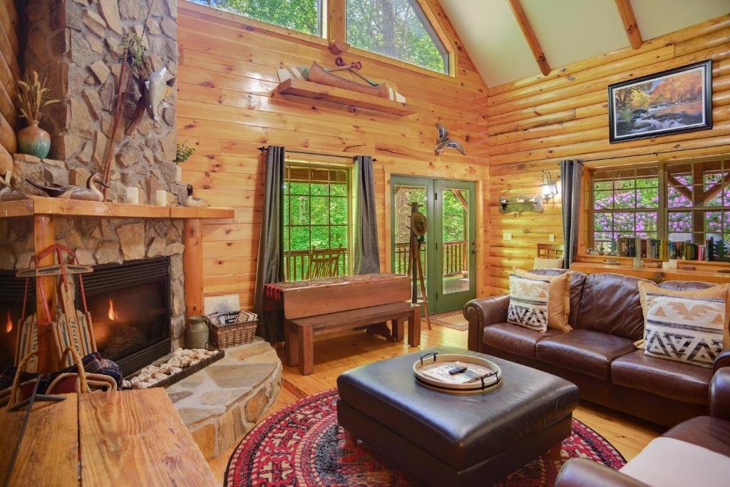 Tree Top Lodge - Gorgeous Lake Cabin with Hot Tub & Magnificent Views ...