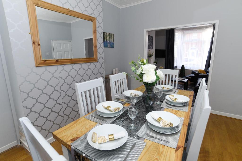 Minshull House, Crewe (updated prices 2026)
