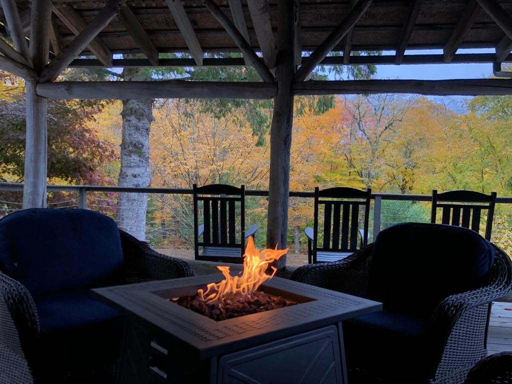 The Blue House On The Hill Catskills—Views, Claryville (tarifs ...