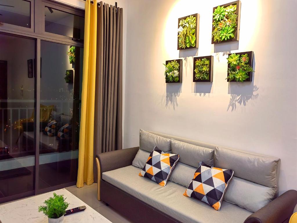 Batman And Ironman Throwing Money