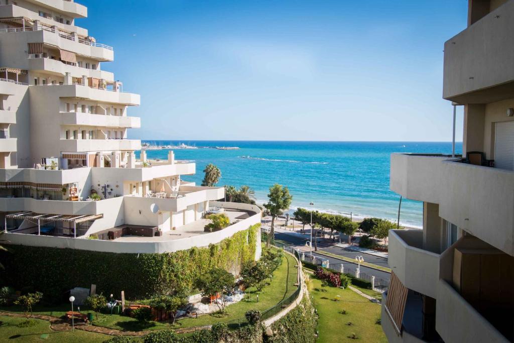 Holidays2Malaga Studio loft in Benal Beach 1st line beach and pools ...