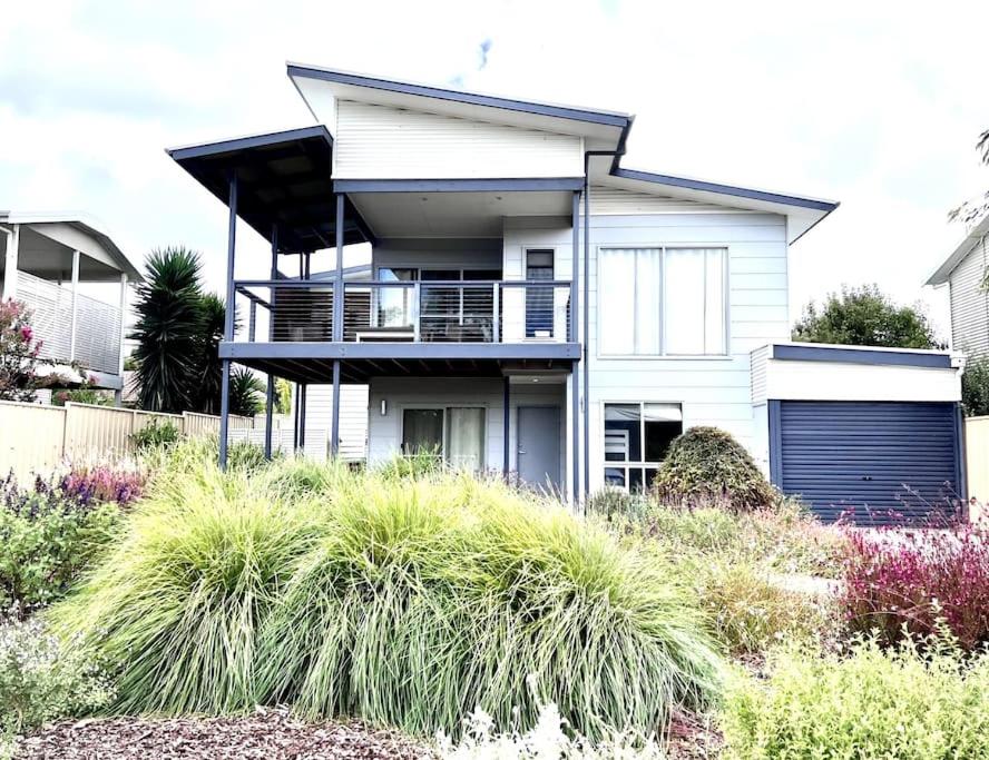 Jo's Sanctuary- 4 Bdrms Sleeps 10 Beach & scrub, Aldinga Beach ...